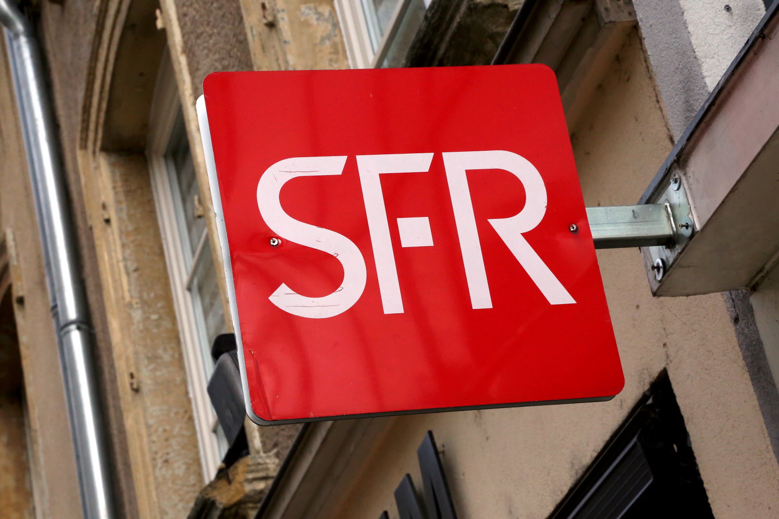 SFR écope de 860 000 € d’amende pour retards de paiement - creditnews