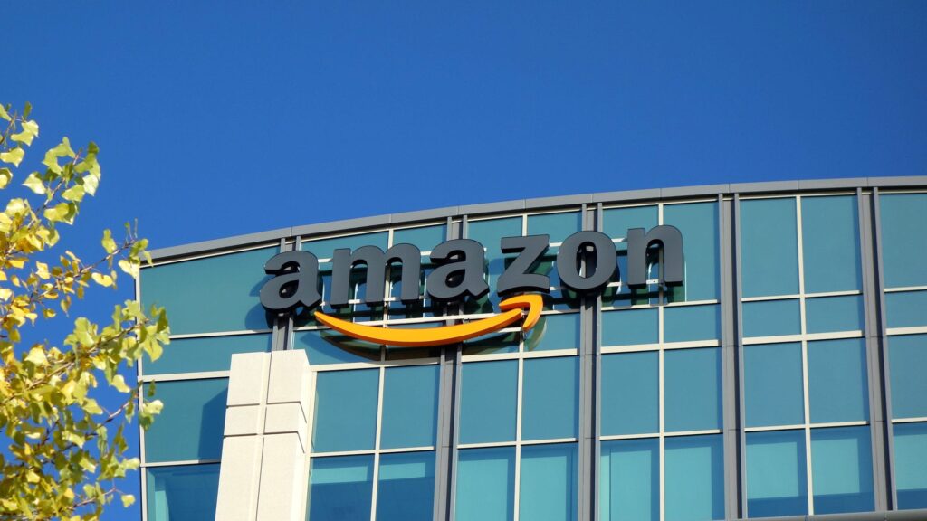 Amazon frappe fort : 30.000 cols blancs remerciés - creditnews